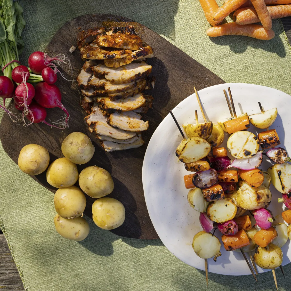 Extramör grillsida och somriga grillspett med rotsaker | Snellmans recept